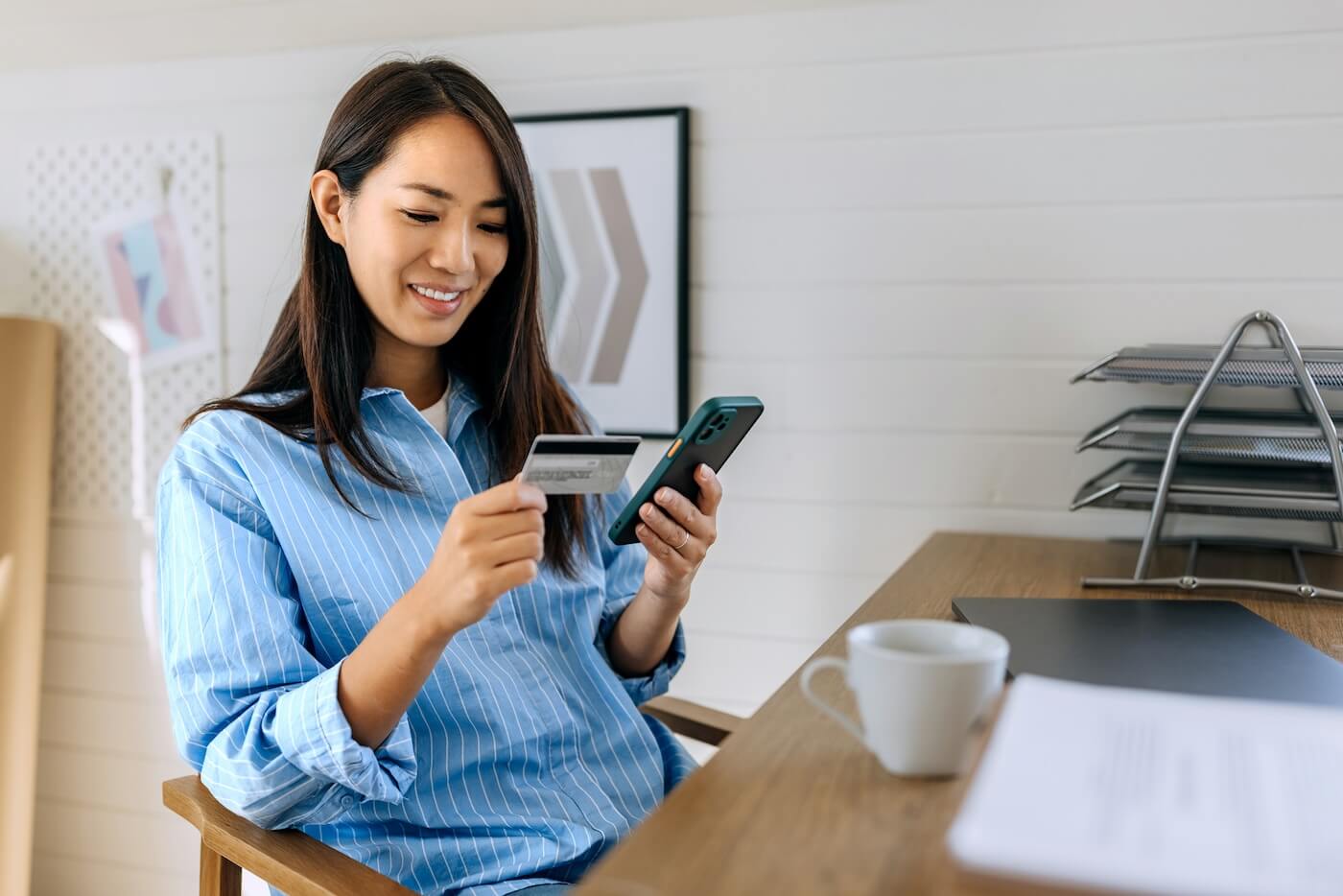 Should I Pay Off My Credit Card in Full or Over Time?